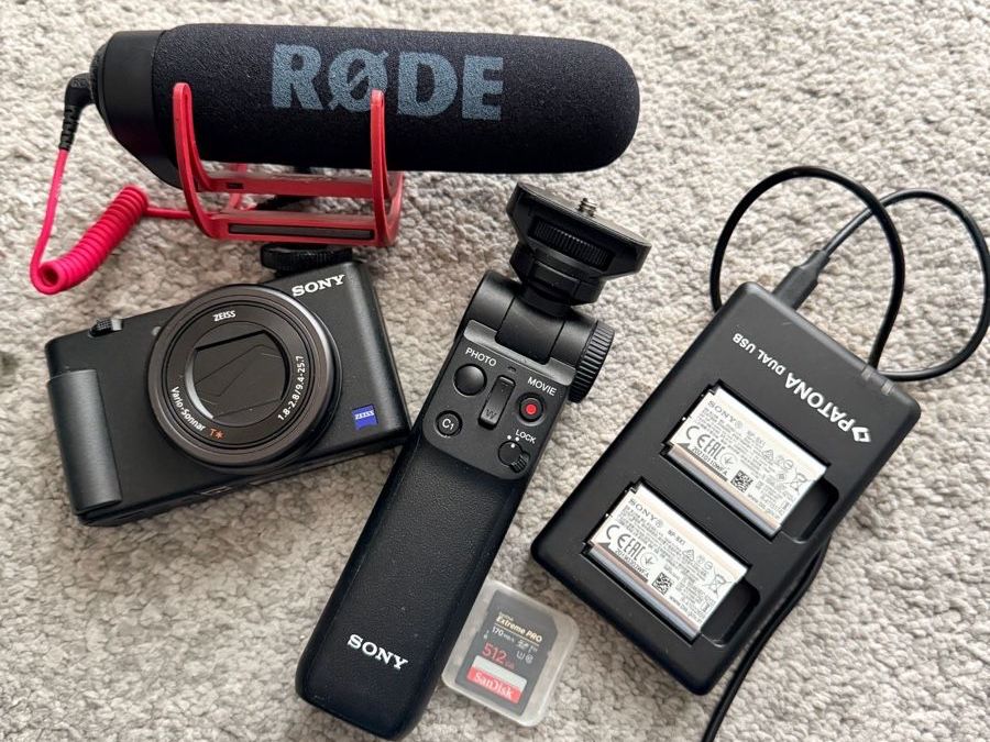 Sony ZV1 | SD 512GB | Rode Mic | Vlogging & Streaming (Gebraucht) in ...