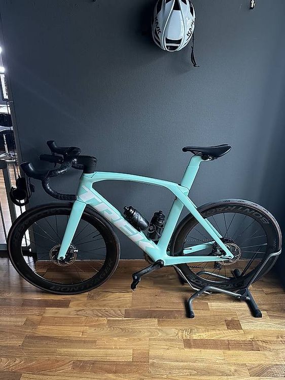 TREK MADONE SLR 7 Project One mit Zubehör und Thule Anhänger (D ...