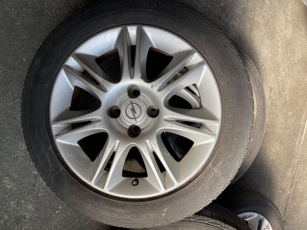 Opel Corsa Felgen mit Reifen (D'occasion) à Hendschiken pour CHF 160 ...