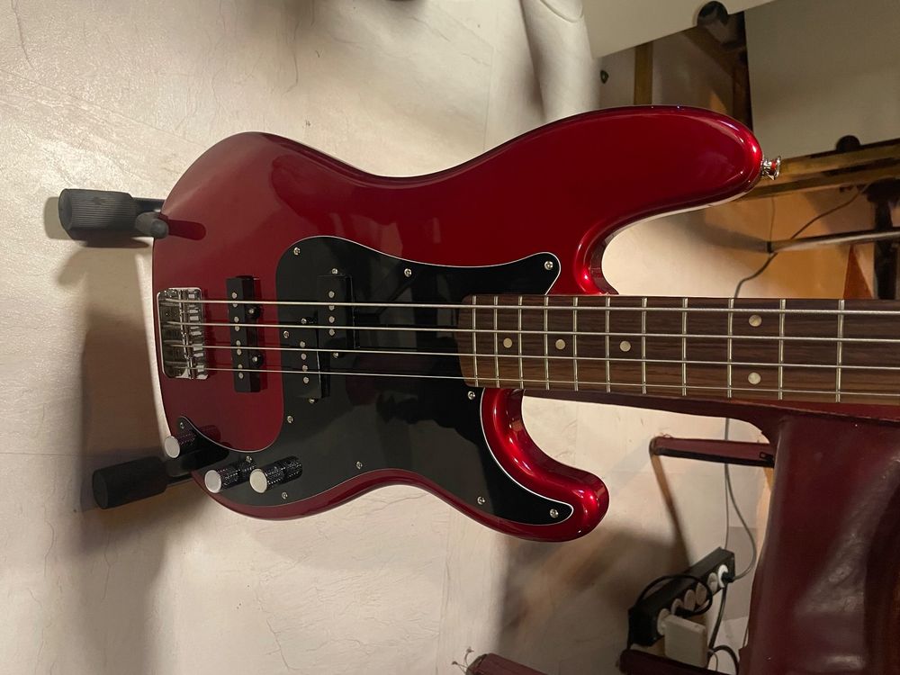 Fender squire p bass candy apple red (Gebraucht) in Embrach für CHF 150 ...