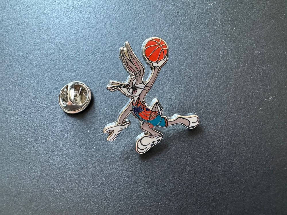 Pin Warner Bros Tune Comic Bugs Bunny Basketball Top🤩 (Gebraucht) in ...