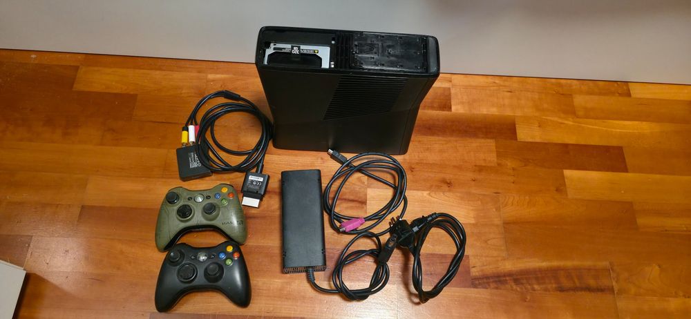 XBOX 360S Console 320GB inkl. Pre Installed Games. 2 Cont. (Gebraucht ...