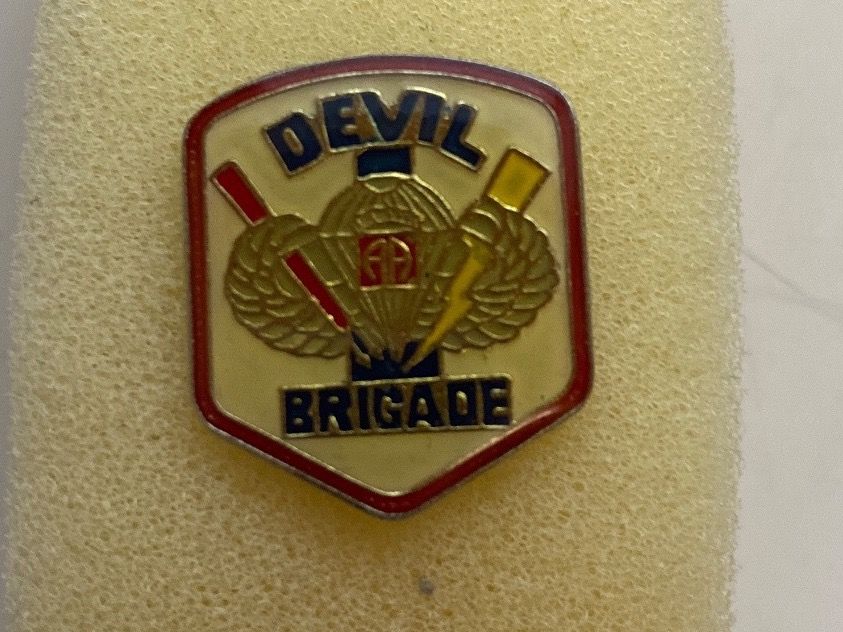 PIN'S - DEVIL BRIGADE - USA - ARMY (Gebraucht) in Le Brassus für CHF 3. ...