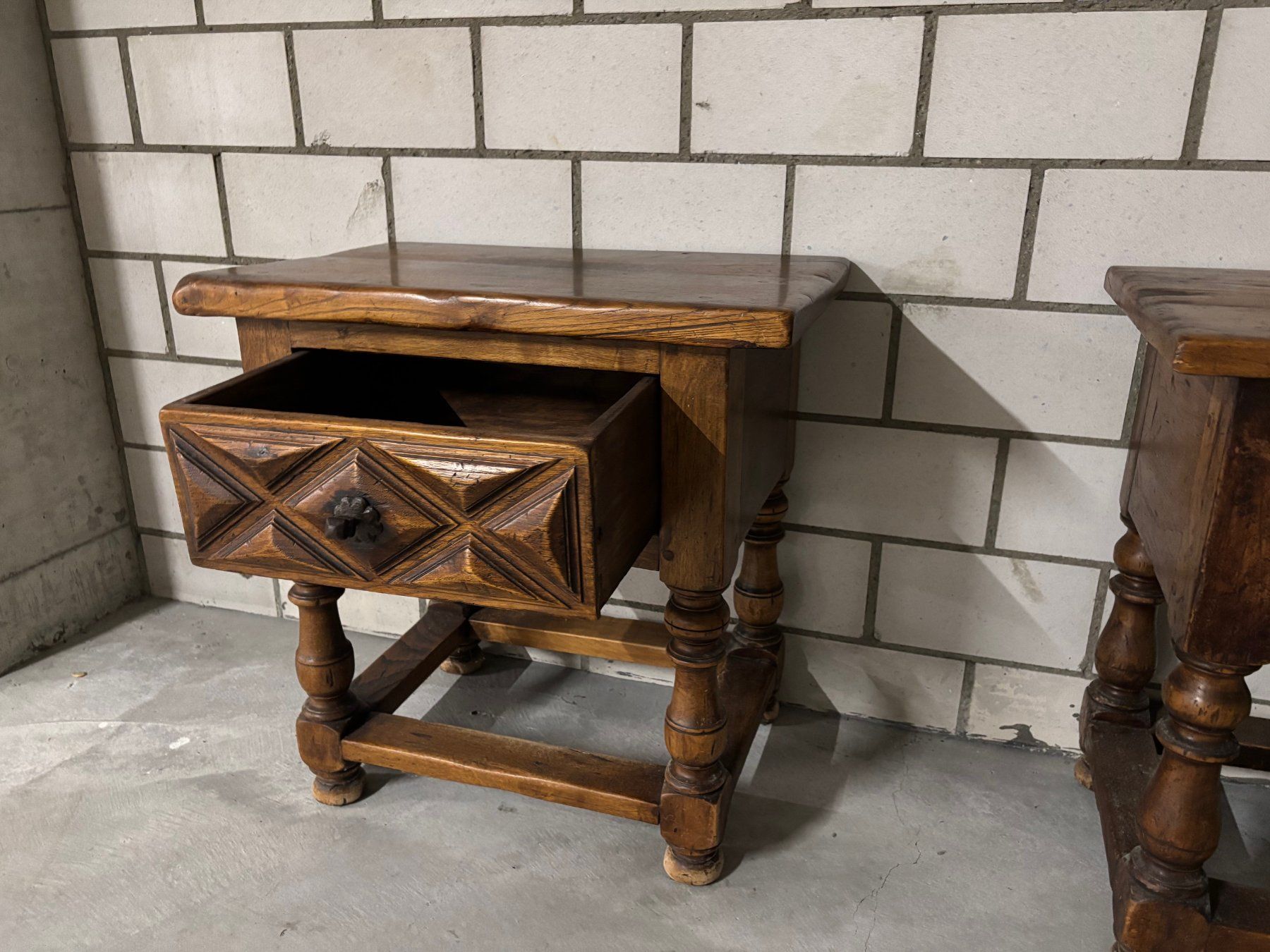 Alte Nachttischli / Beistelltischli, Eiche massiv, 2 Stk. (Gebraucht) in Bachenbülach für CHF 80 ...