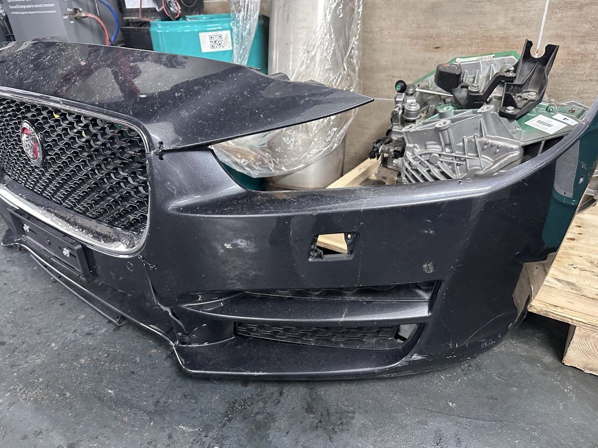 Pare-chocs avant original Jaguar XE 2015-19 +OEM parfait (Defekt) in ...