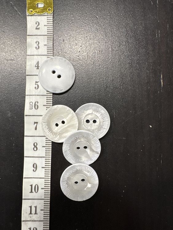 Knöpfe weiss (Neu (gemäss Beschreibung)) in Anglikon für CHF 1 – mit Lieferung auf Ricardo kaufen
