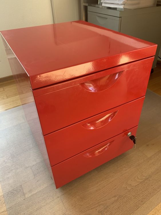 Roter Korpus mit 3 Schubladen und Rollen (Gebraucht) in Biel-Benken BL ...