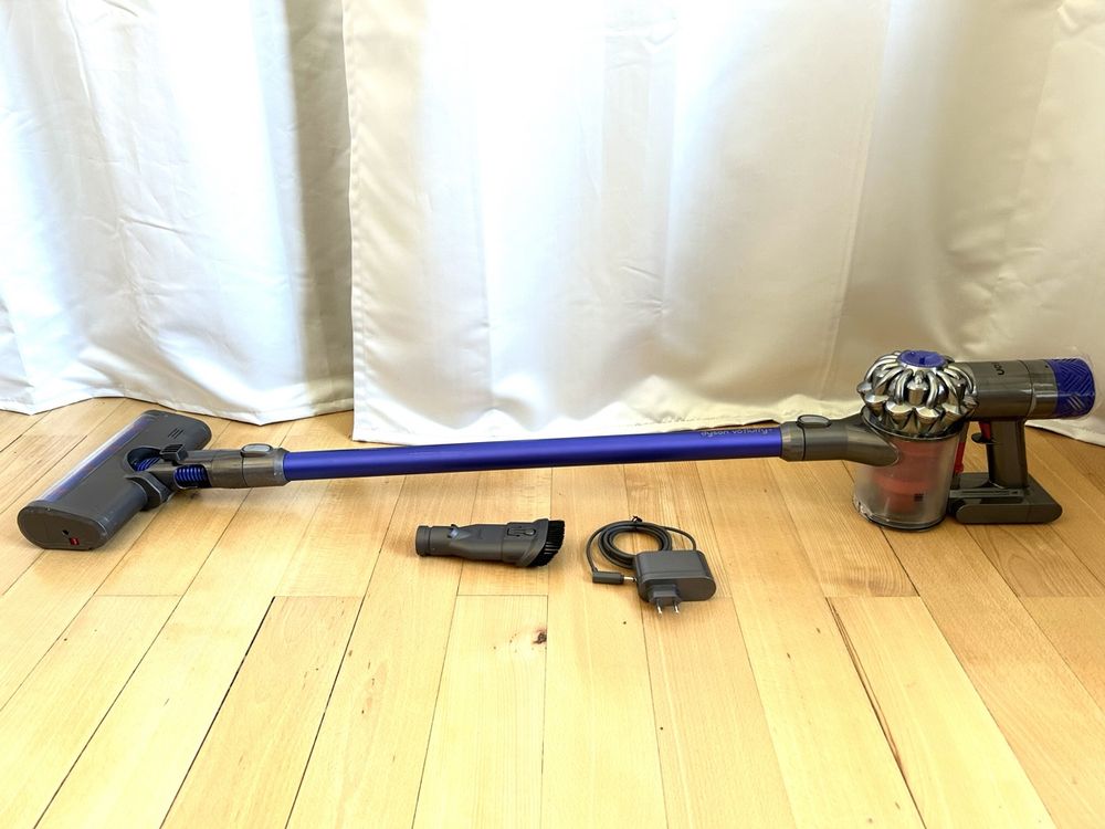 DYSON V6 fluffy+ Staubsauger Ladegerät und Kombidüse | Kaufen auf Ricardo