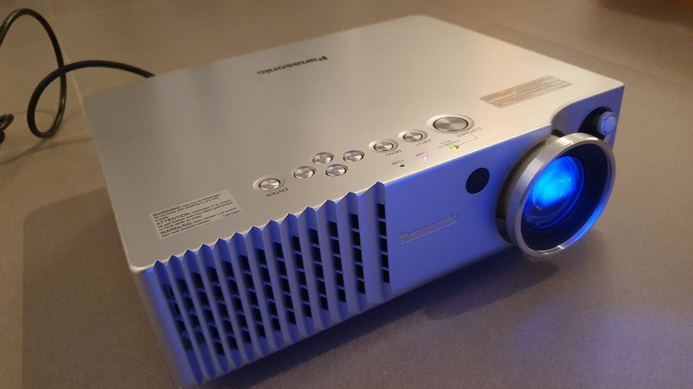 Panasonic LCD Projektor / Beamer PT-AE700E (Gebraucht) in Therwil für ...