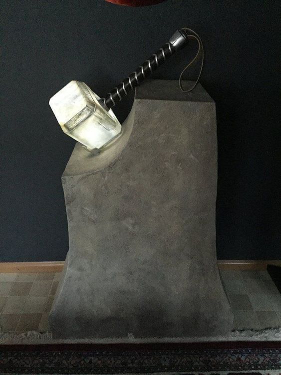 Mjolnir Thor Hammer 1:1 mit Base von Infinity Designs | Kaufen auf Ricardo