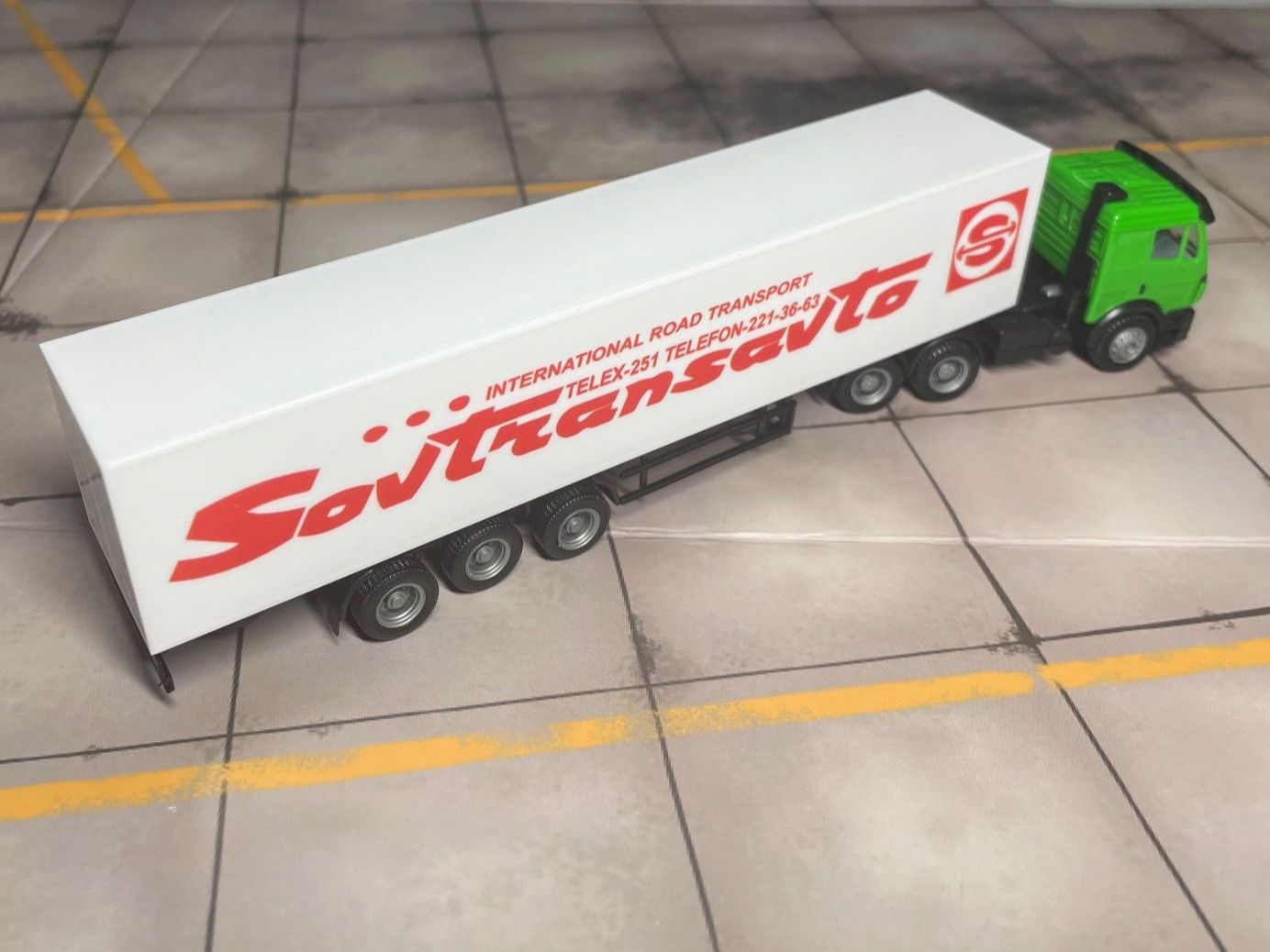 MB Actros Sovtransauto (grün/weiss) latein. Schrift 1/87 (Neu und ...