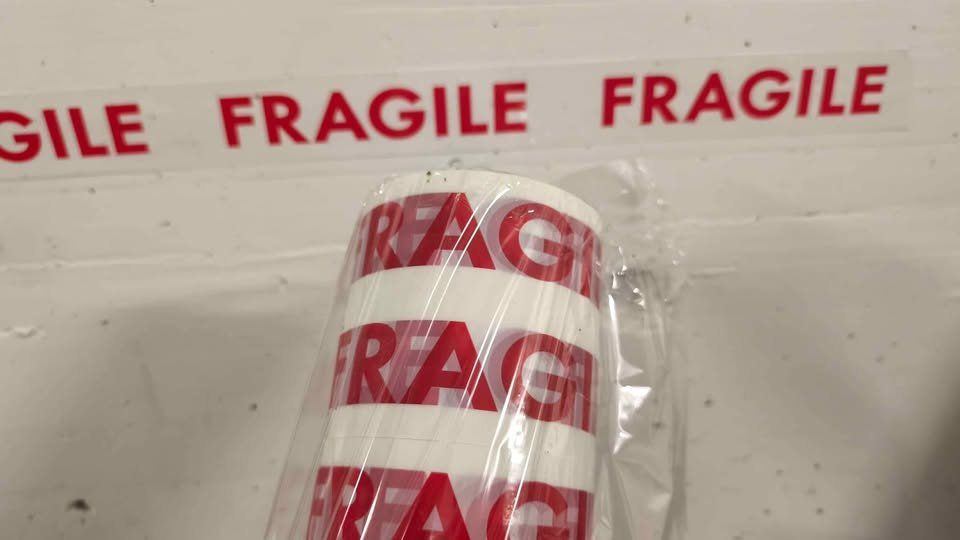 Rouleaux de scotch mention "FRAGILE" en rouge (Neu und originalverpackt ...