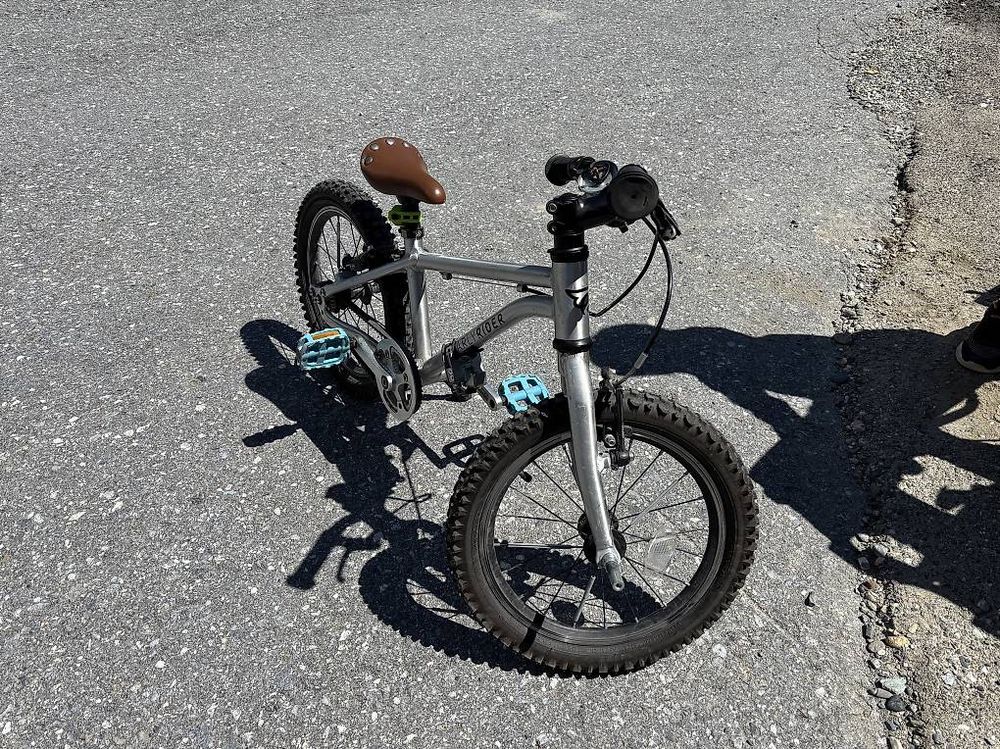 Earlyrider 16" neue Reifen und pedalen (Gebraucht) in Flerden für CHF ...