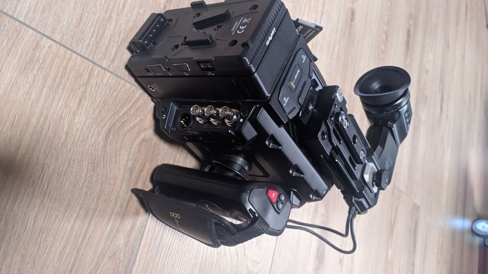 Blackmagic URSA Mini 4.6k EF - URSA Viewfinder - ShoulderRig (Gebraucht ...