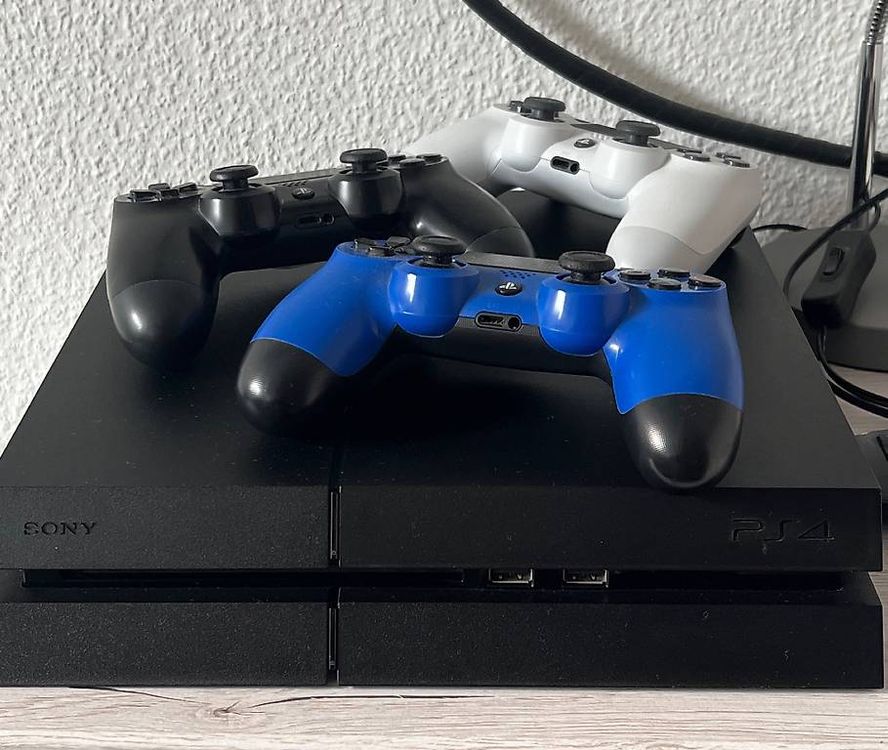 Playstation 4 + 3 Controller (Gebraucht) in Zürich für CHF 100 – nur Abholung auf Ricardo kaufen