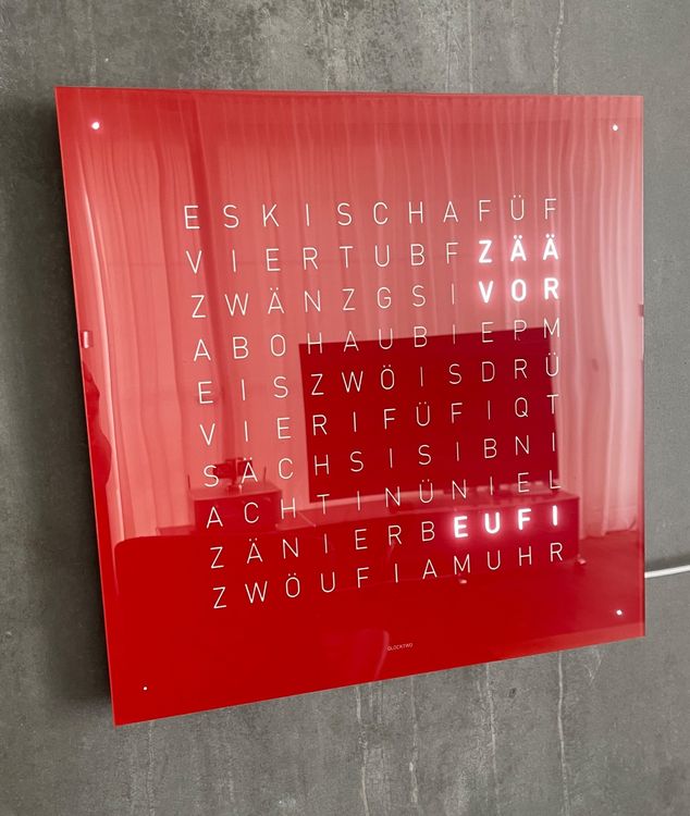 Qlocktwo Classic Cherry Cake 45x45 | Kaufen auf Ricardo