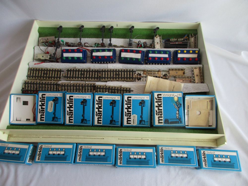 Märklin HO/WS M 7 Stk.Vorsignal,Pulte,Schaltgleisstücke(305) (Gebraucht ...
