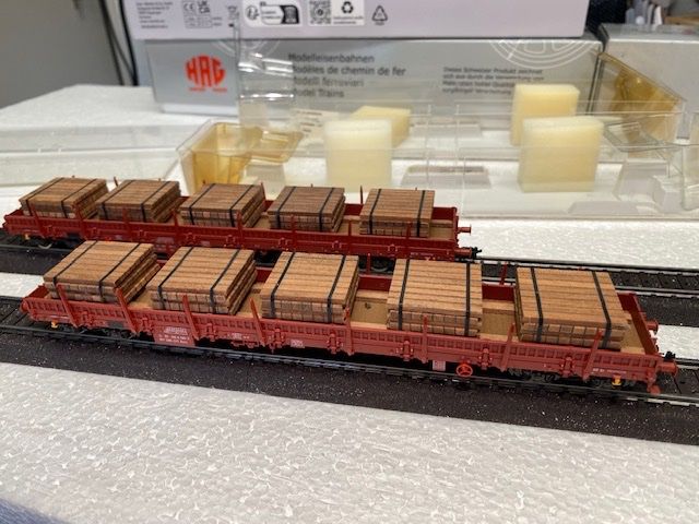 2 Fleischmann 5287 Rungenwagen SBB mit Holzschwellen, neu (Neu und originalverpackt) in Riehen ...