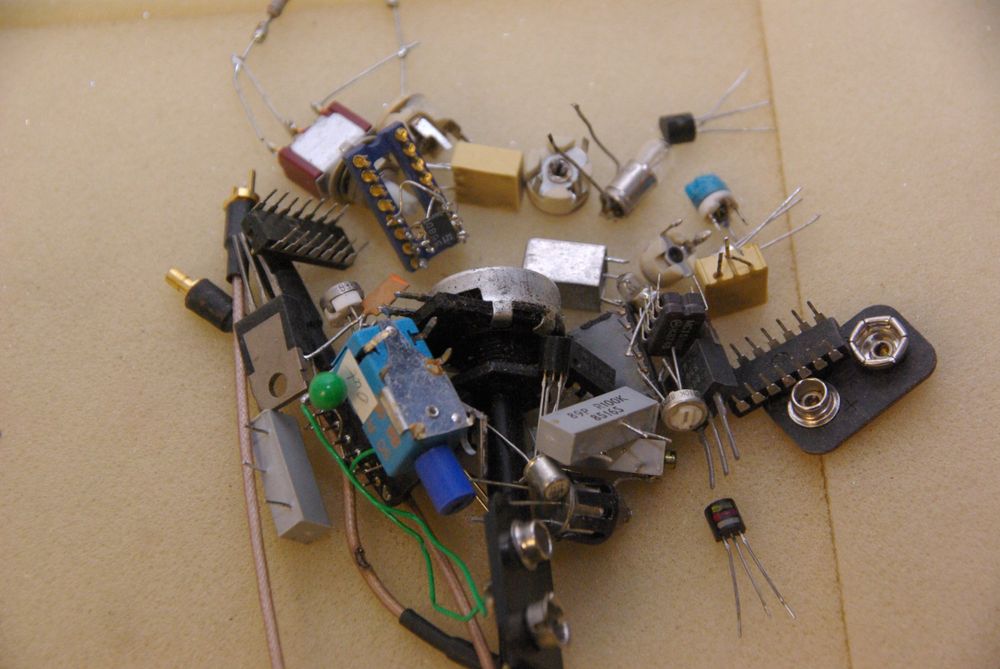 Elektronikteile / Kondensatoren / usw. (Gebraucht) in Herisau für CHF 1 ...