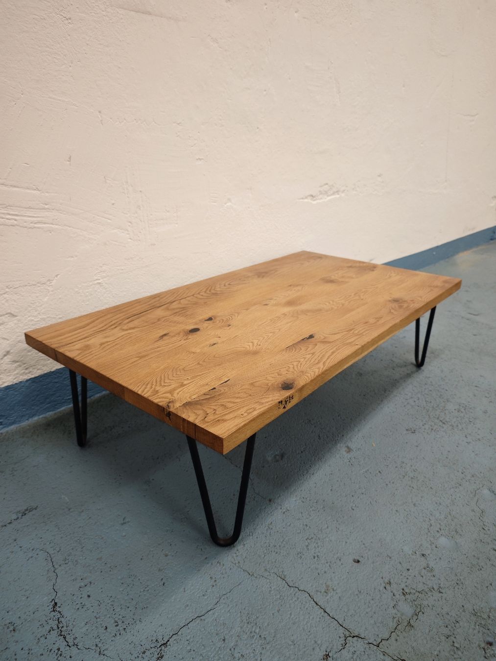 Massiver Couchtisch aus Eiche mit schwarzen Füssen (Neu (gemäss Beschreibung)) in Emmenbrücke ...