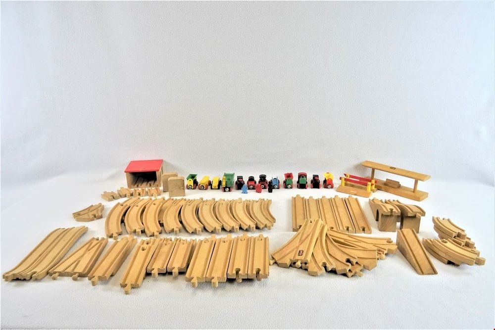 Holzeisenbahn-Set BRIO 88-teilig mit Wagen/Figuren (Gebraucht) in ...