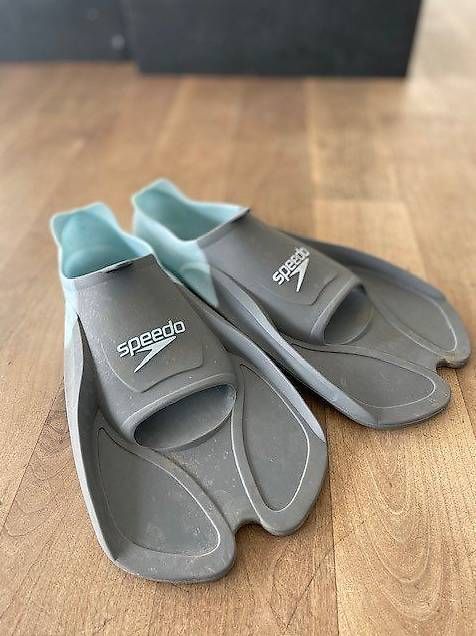 Schwimmflossen von Speedo und Schwimmhilfe - neuwertig (Gebraucht) in ...