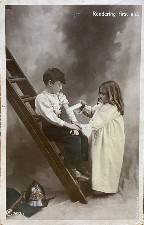 1908 - Antike Foto AK Kinder - First Aid aus England (Gebraucht) in Root für CHF 2 – mit ...