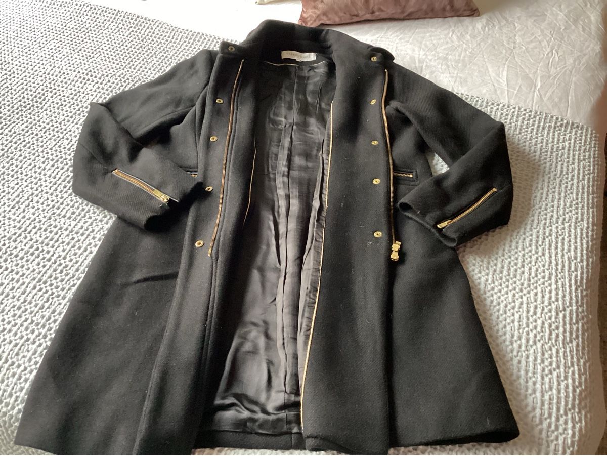 Chic Black Winter Coat with gold Zipper Detail (Neu (gemäss ...