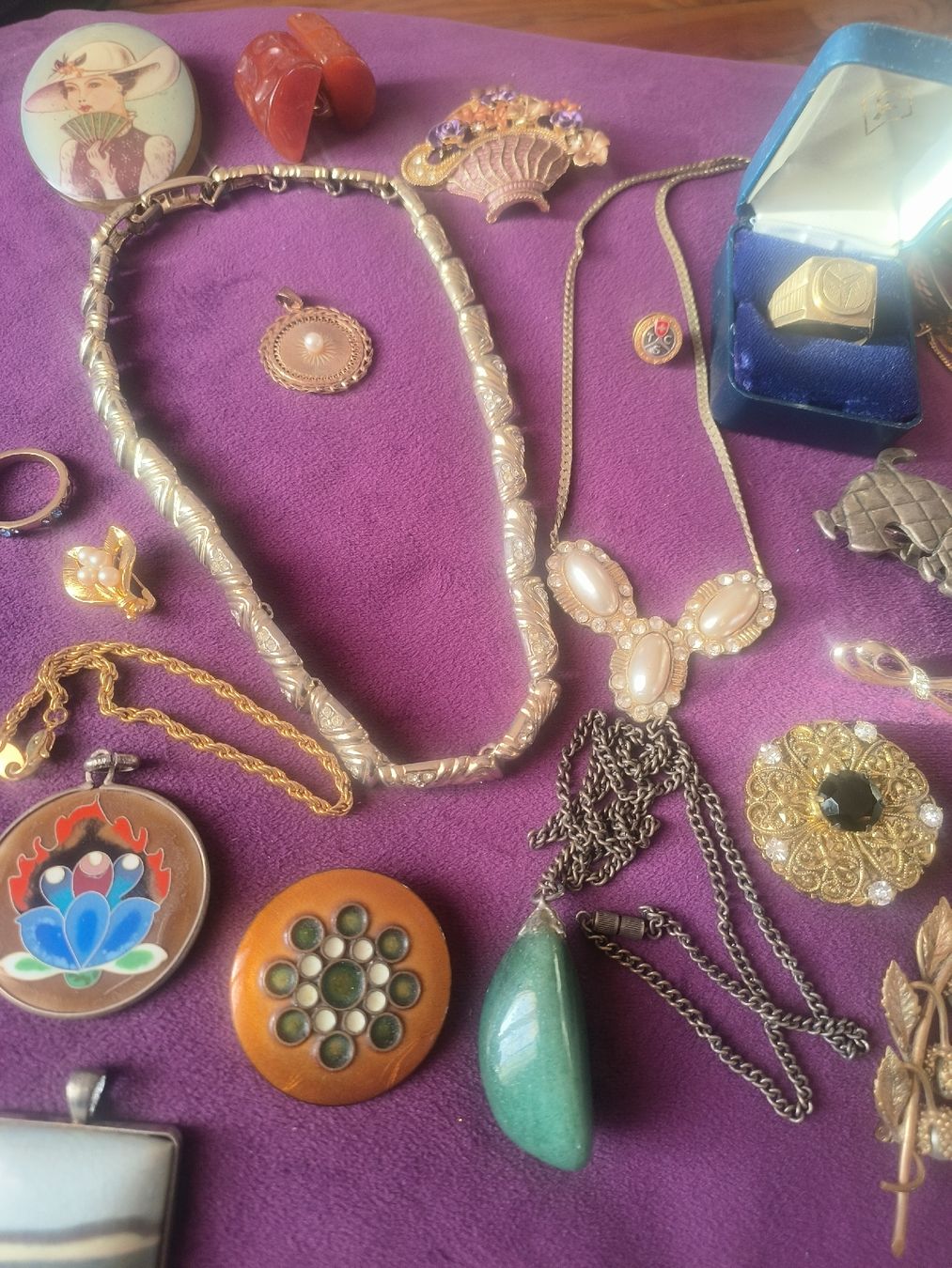 lot de bijoux divers anciens (D'occasion) à Pampigny pour CHF 1 – avec ...
