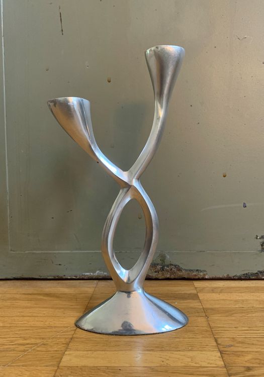 Zweiarmiger Kerzenständer, zugeschrieben Matthew Hilton (Gebraucht) in Zürich für CHF 100 – mit ...