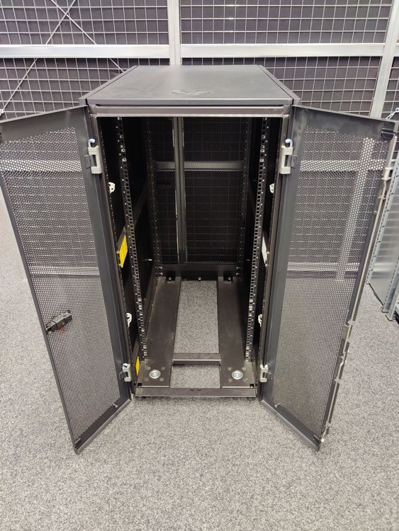 IBM S2 25U Standard Rack (Gebraucht) in Uetliburg SG für CHF 500 – nur ...