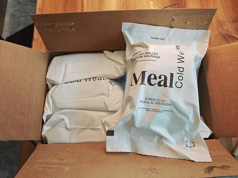 Sehr seltene US Army Cold Weather (MCW) MRE 2/2027 (Neu und originalverpackt) in Bischofszell ...