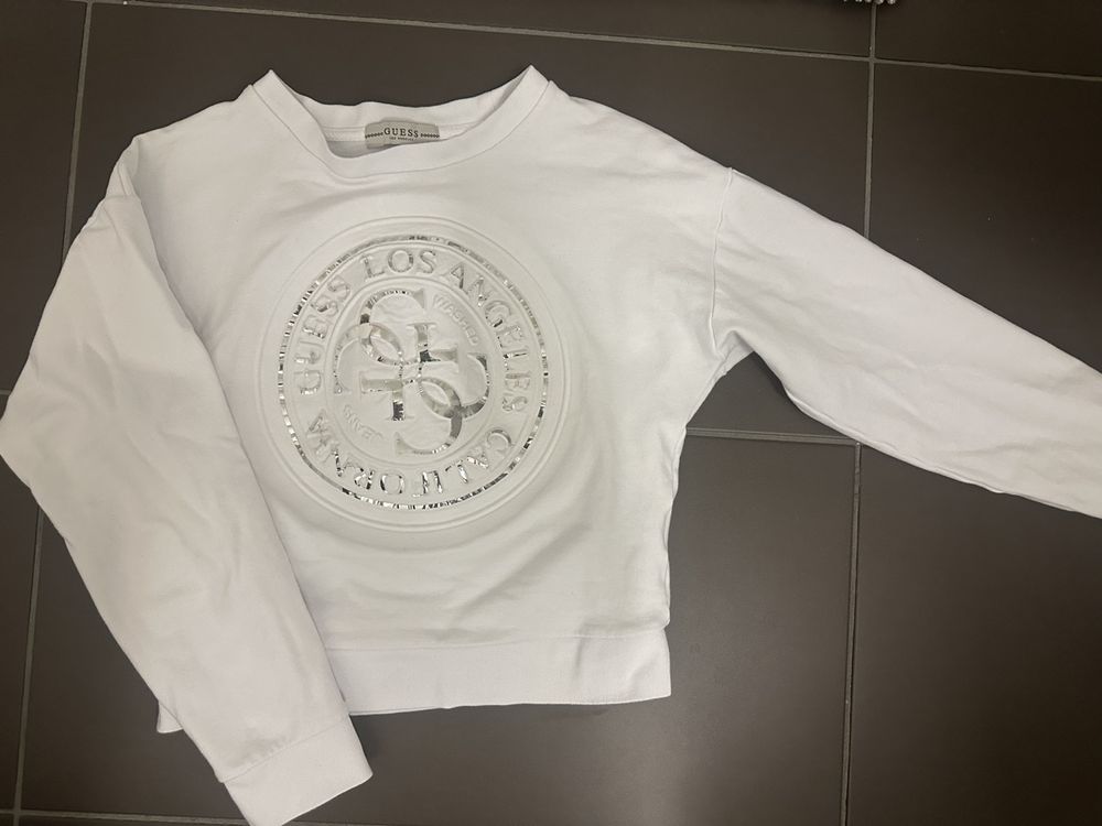 Guess Pullover (Gebraucht) in Schübelbach für CHF 14 – mit Lieferung auf Ricardo kaufen