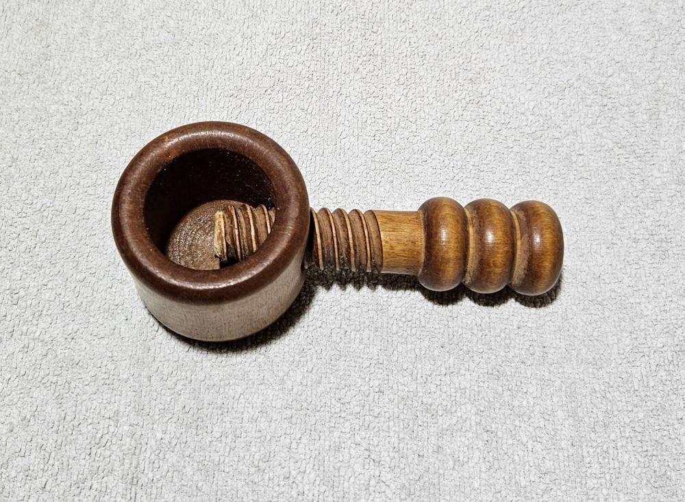 Holz Schraub-Nussknacker (Gebraucht) in Oeschgen für CHF 14 – mit ...