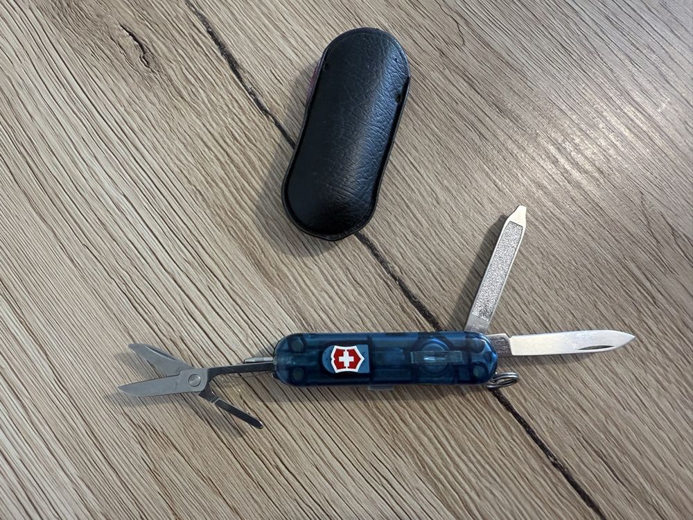 Victorinox Signature Lite – mit Licht & Kugelschreiber Blau (Gebraucht ...