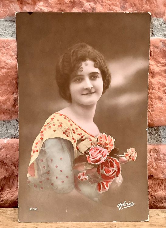 1916 - Antike Foto AK Junge Dame mit Rosen - Kitsch (Gebraucht) in Root für CHF 1 – mit ...