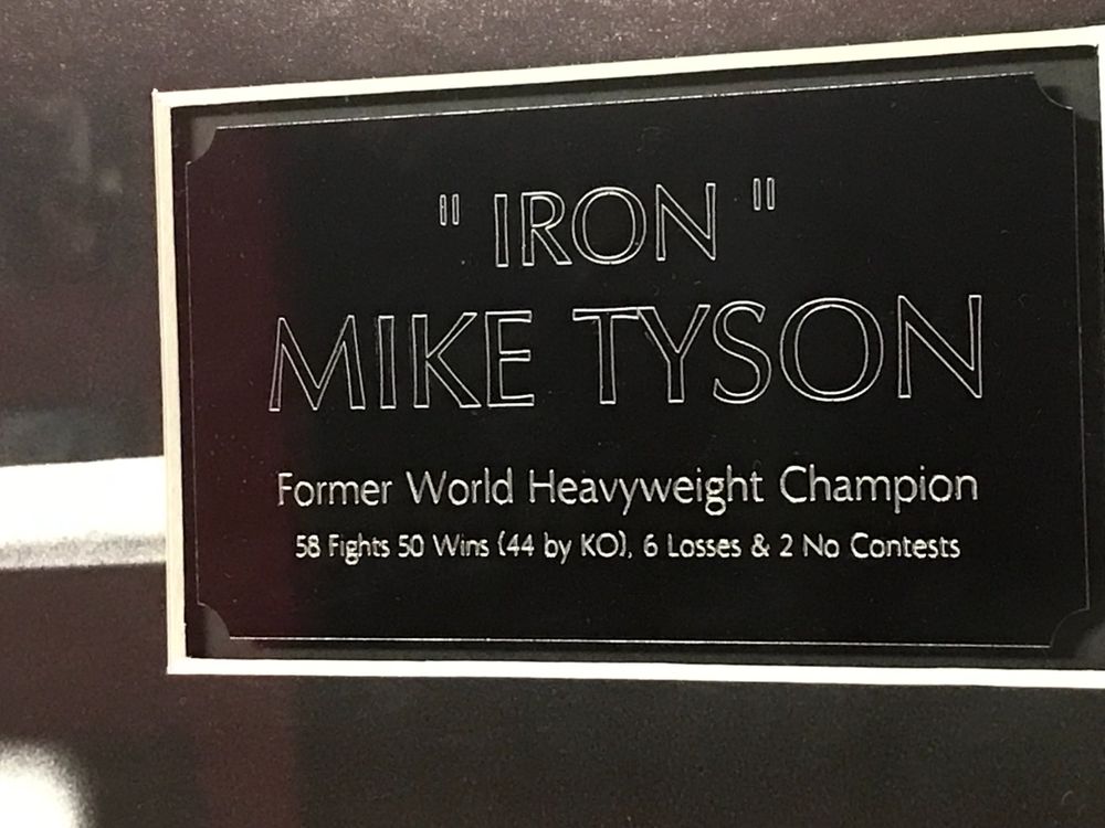 MIKE TYSON - 🥊Schaukasten mit signiertem Boxhandschuh!💥🔥 (Gebraucht) in ...