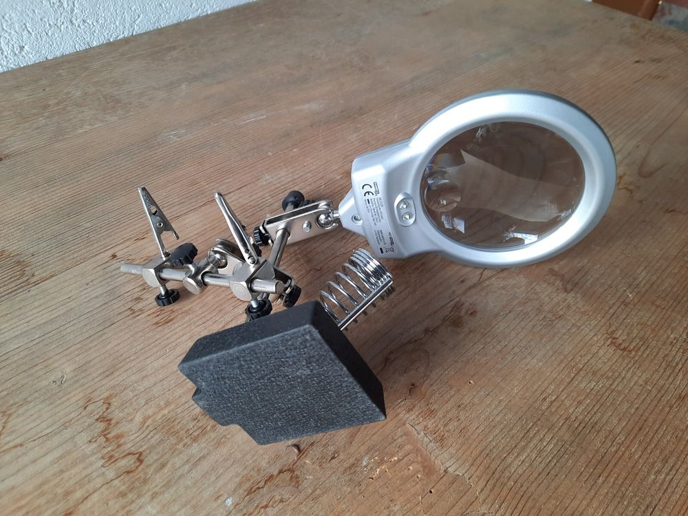 Dritte Hand / Lupe mit LED mit Gussfuss | Kaufen auf Ricardo