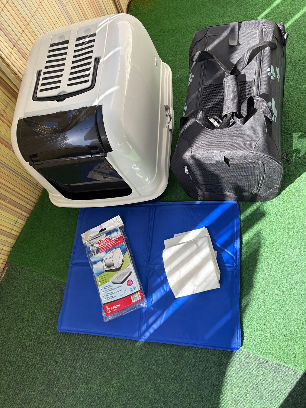 Caisse pour chats + de transport + Sachets etc (Gebraucht) in Bellevue ...