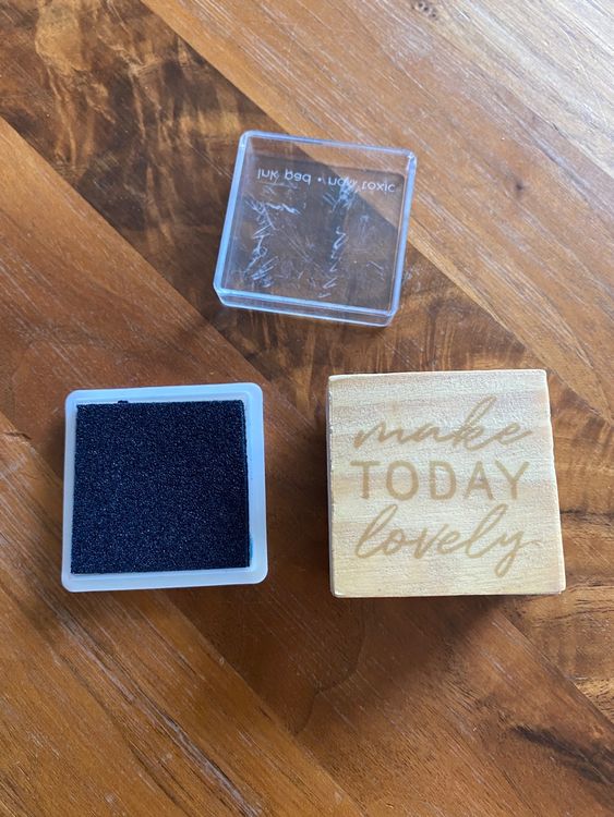 Stempel „make today lovely“ mit Kissen (Gebraucht) in Balsthal für CHF 5 – mit Lieferung auf ...