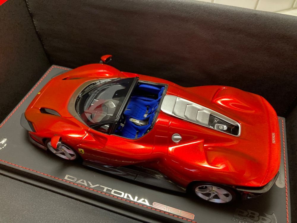 Ferrari SP3 Daytona Rosso Magma 1/18 Nr. 586/899 NEU/OVP BBR | Comprare ...