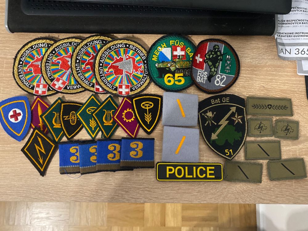 Lot Patchs/insignes militaires armée suisse 29pcs (Gebraucht) in Sierre ...