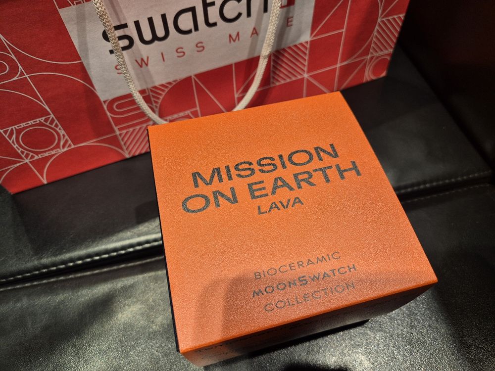 OMEGA x SWATCH Moonswatch Lava Mission on Earth Speedmaster (Neu und ...