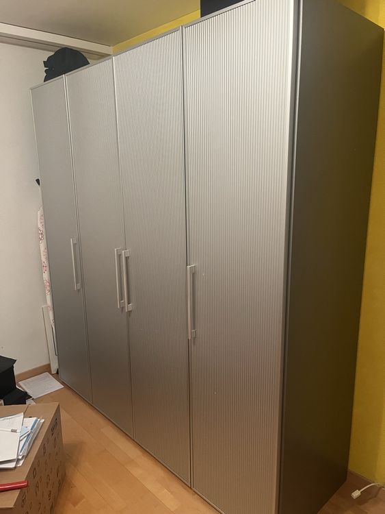 Moderner Kleiderschrank in Metalloptik – viel Stauraum & top (Gebraucht ...