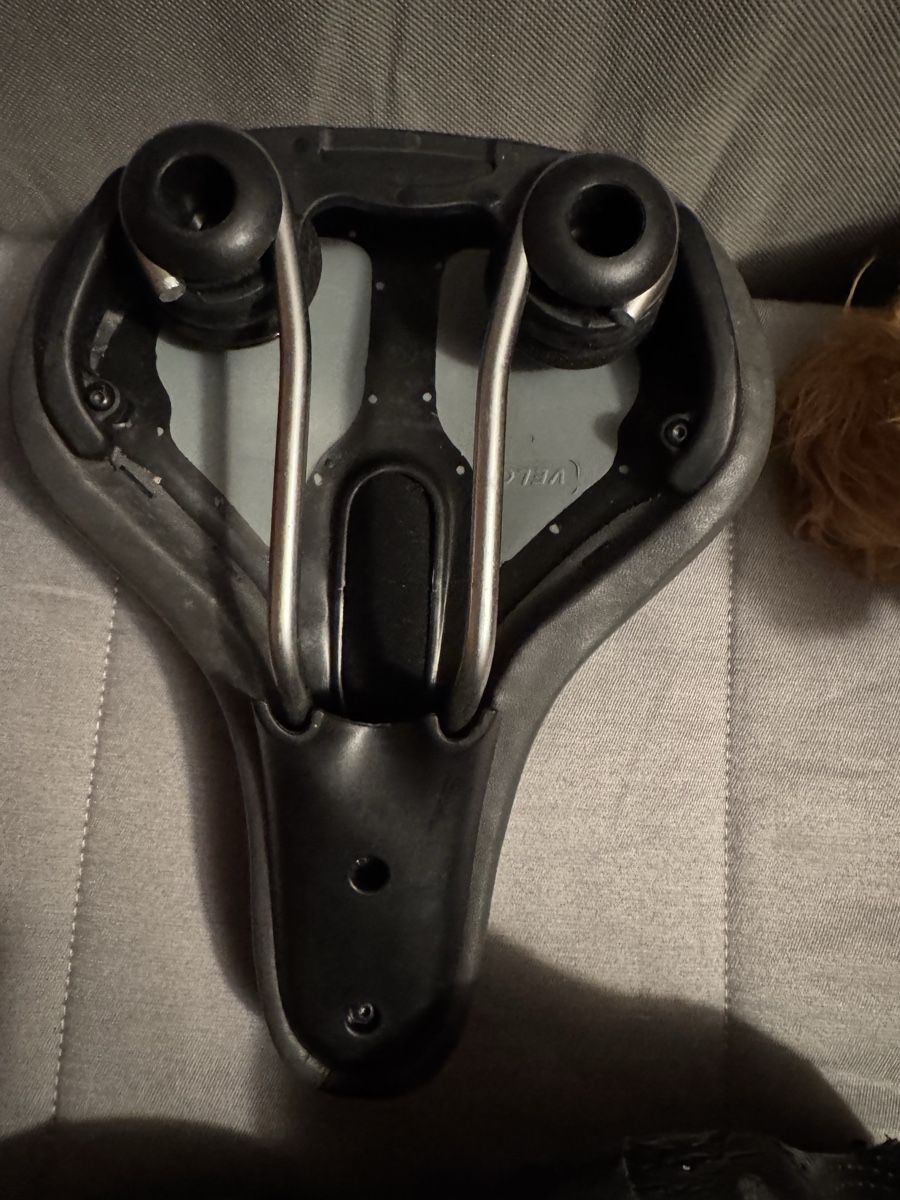 Selle de vélo noire en cuir synthétique - Confortable (D'occasion) à ...