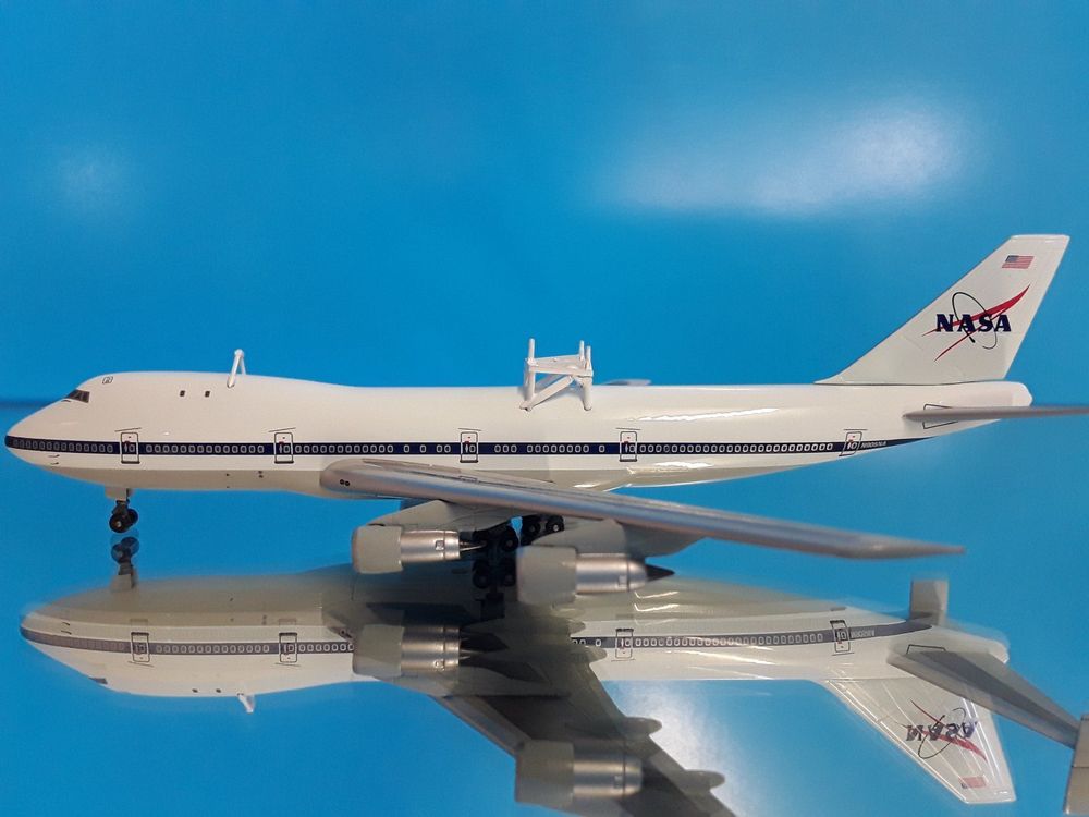 Modellflugzeug _ NASA _ Boeing B747 w/X-45C _ 1:400 | Kaufen auf Ricardo