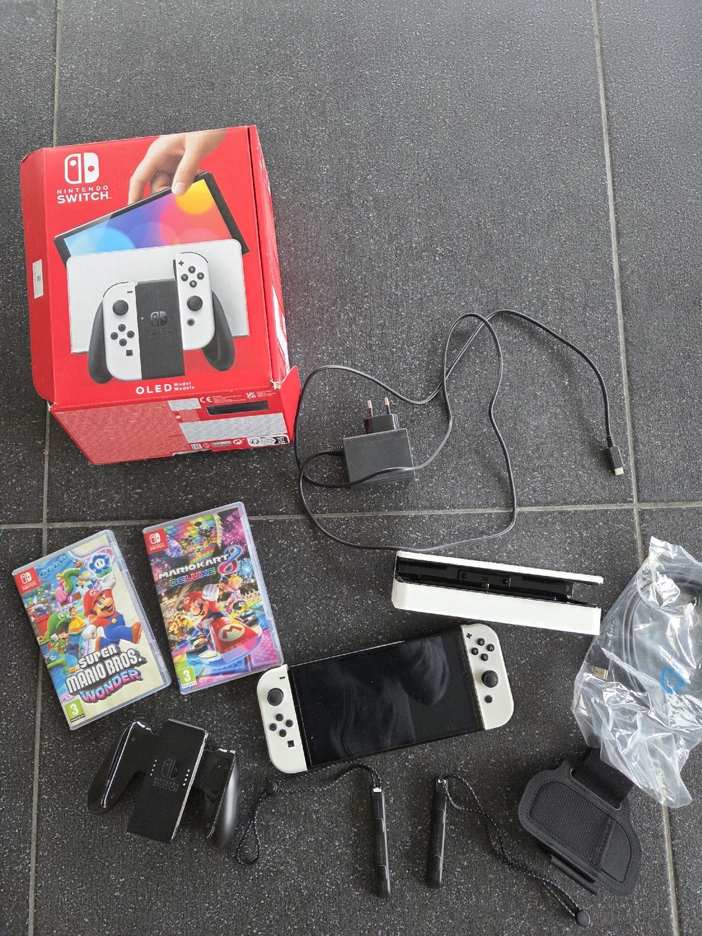 Nintendo Switch OLED, Super Mario Bros. Wonder & Kart (Gebraucht) in ...