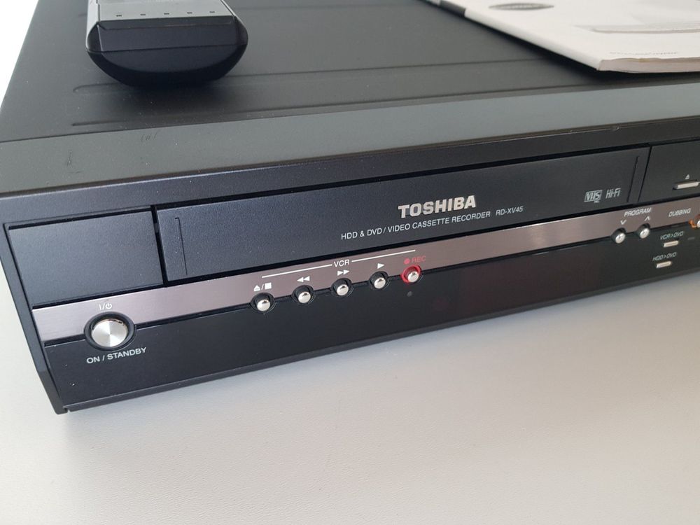 Toshiba RD-XV45 VHS & DVDRW & HDD Recorder 3-in-1 Combi (Defekt) in Bassersdorf für CHF 35 – mit ...