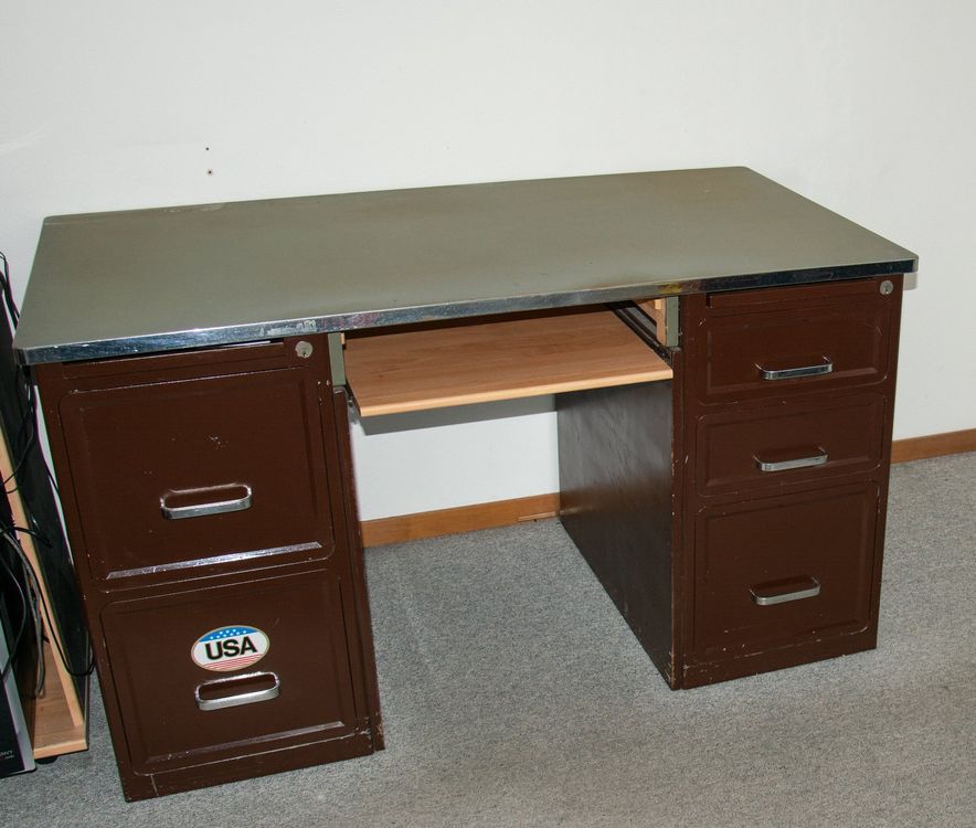 Pult mit 2 Korpus Metall massiv (Gebraucht) in Adliswil für CHF 5 – nur ...