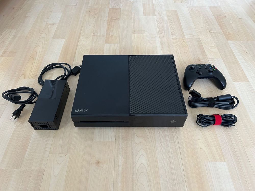 Xbox One mit Zubehör | Kaufen auf Ricardo